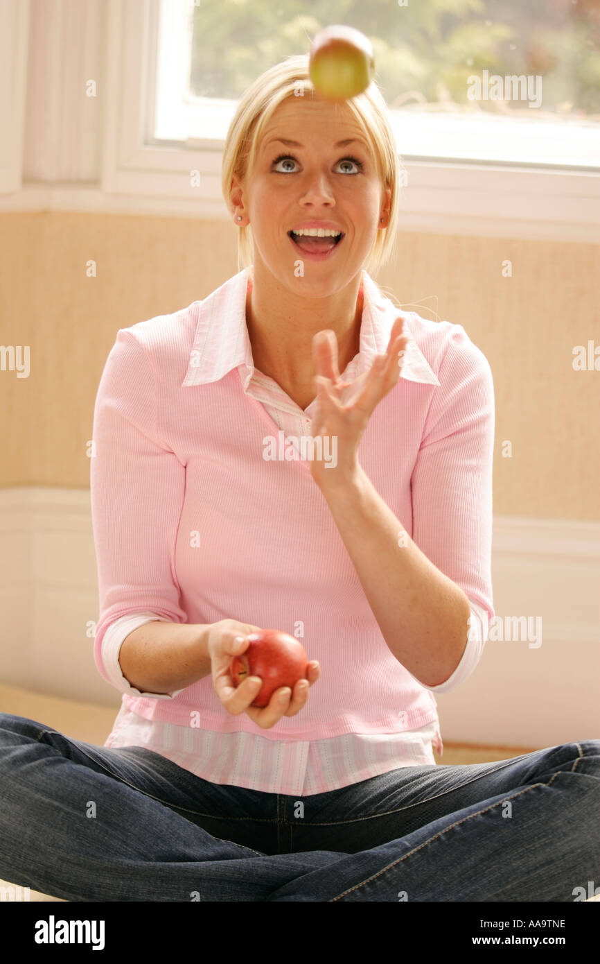 Juggle apple hi-res stock photography and images - Alamy