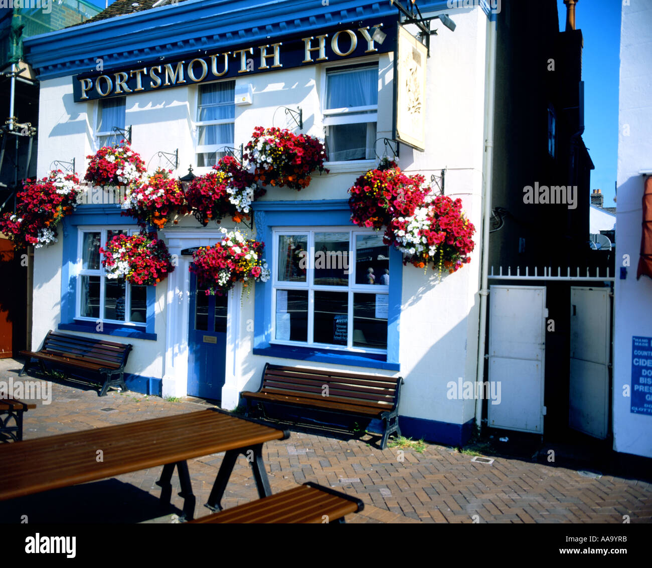 Pub on the poole quay hi-res stock photography and images - Alamy
