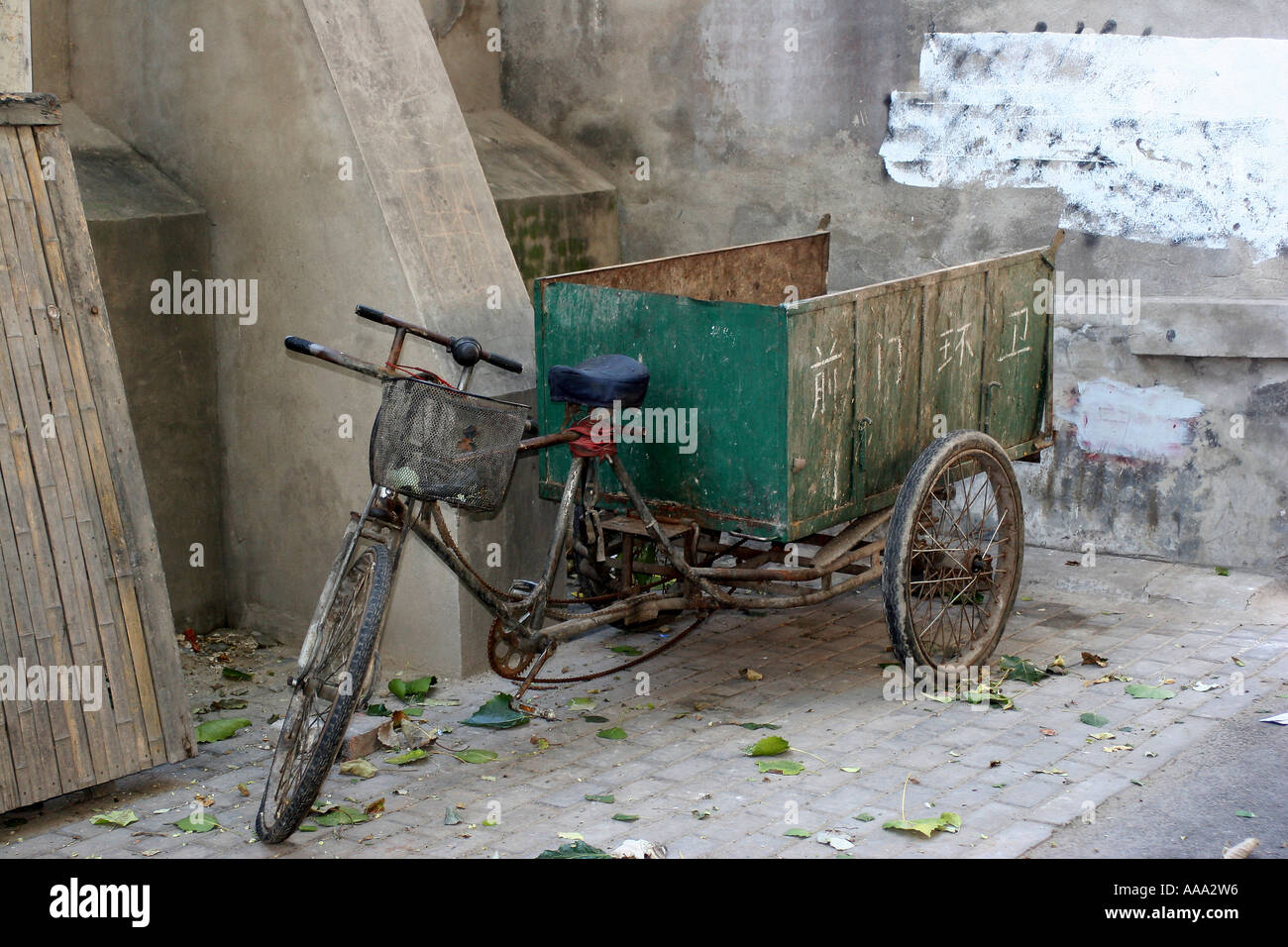 Rickshaw ride hutongs hi-res stock photography and images - Alamy