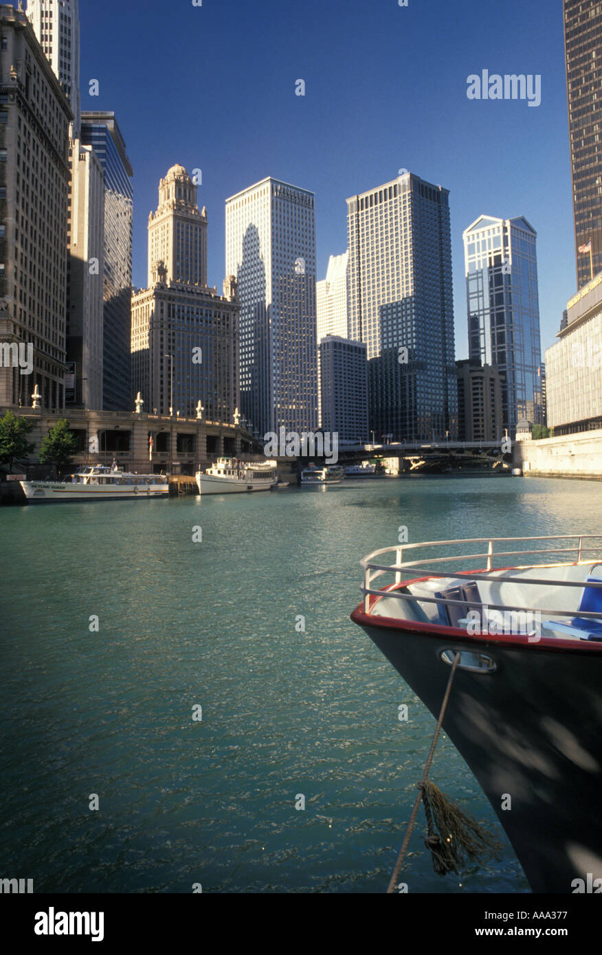 Buildings boats along chicago river hi-res stock photography and images ...