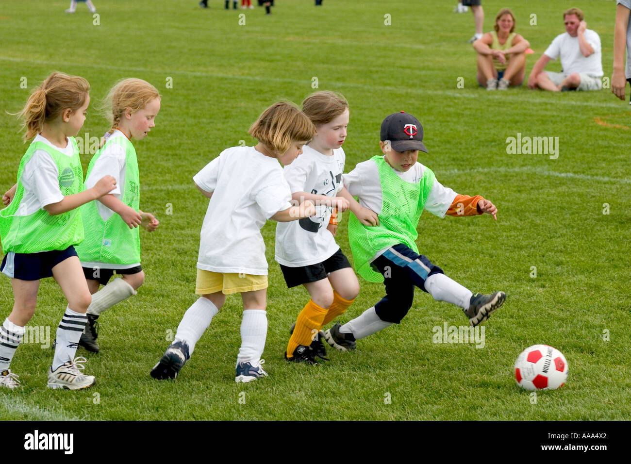 Kids girls and boys playing soccer hi-res stock photography and images ...