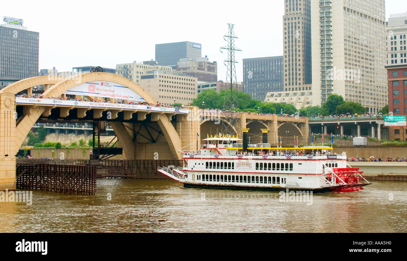 Avalon St Croix paddlewheeler traveling under the Robert Street Bridge ...