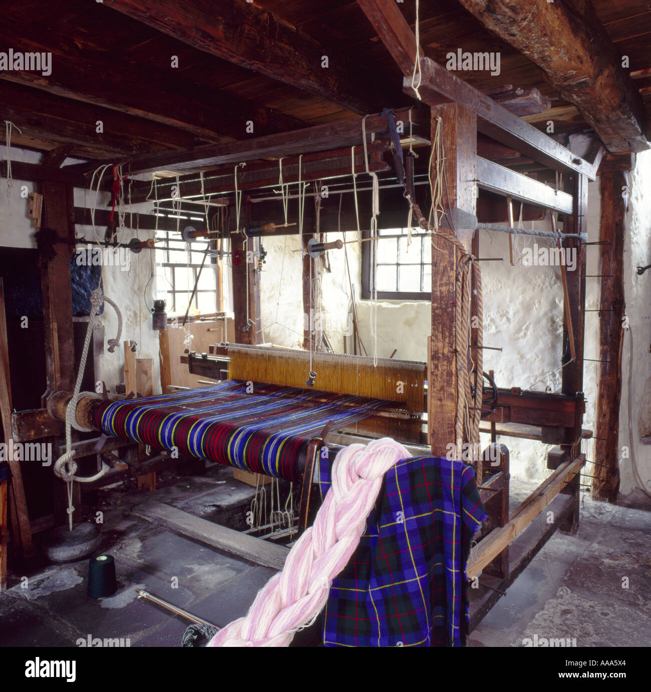 Weavers cottage loom hi-res stock photography and images - Alamy