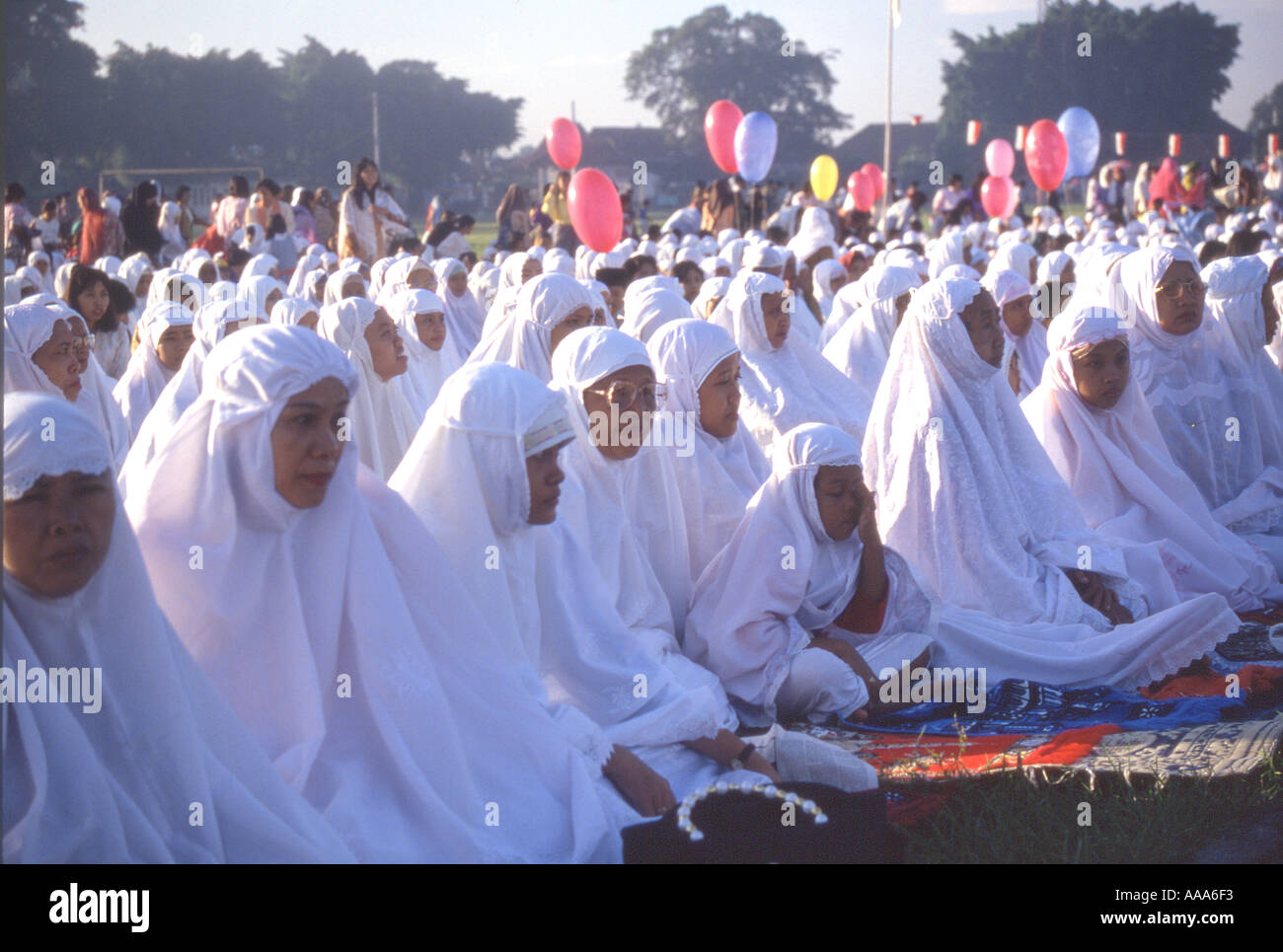 Indonesia Java Yogyakarta Muslim women praying Stock Photo - Alamy