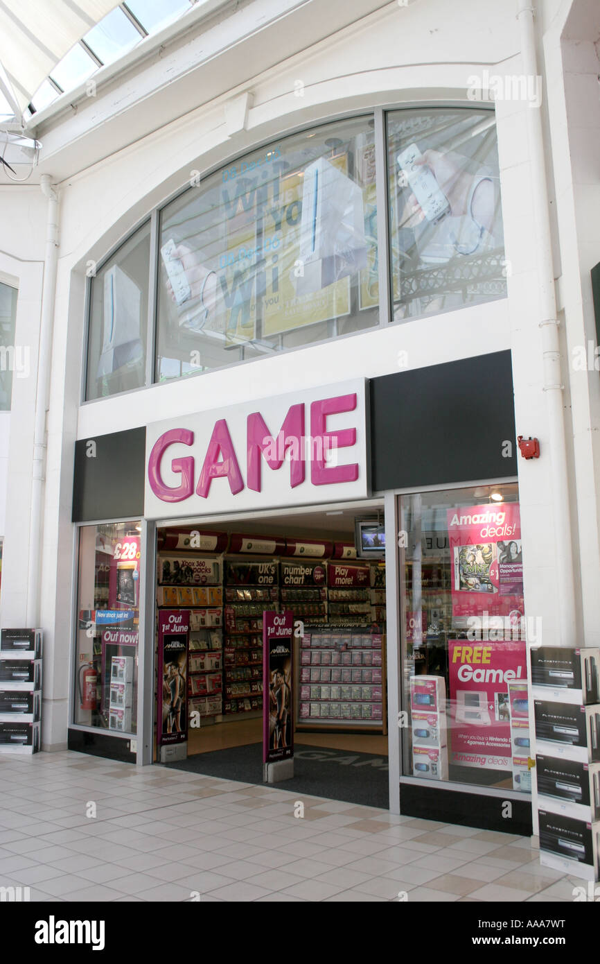 Game high street store shop hi-res stock photography and images - Alamy