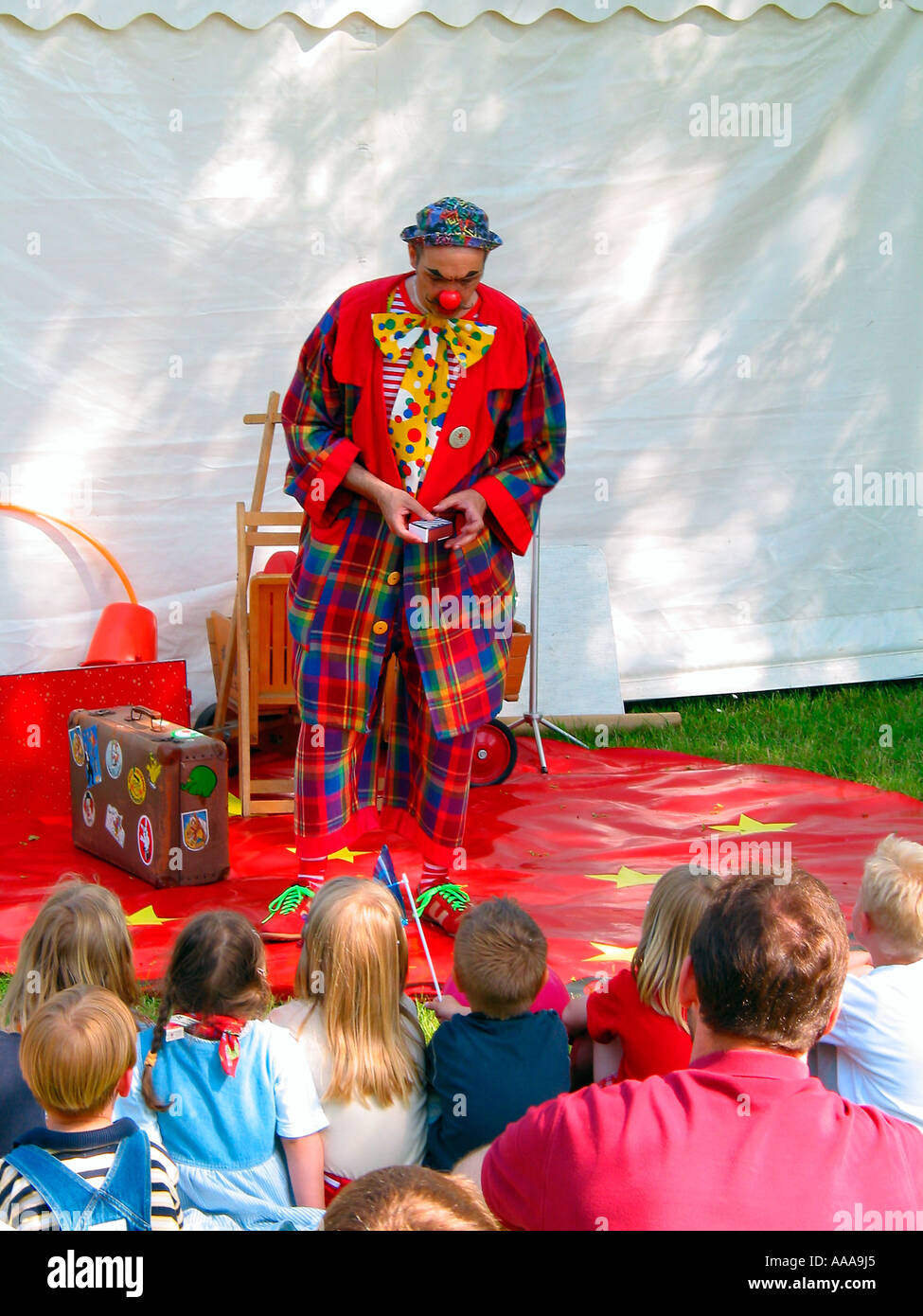 Kindervorstellung mit Clown performance with Children Stock Photo - Alamy