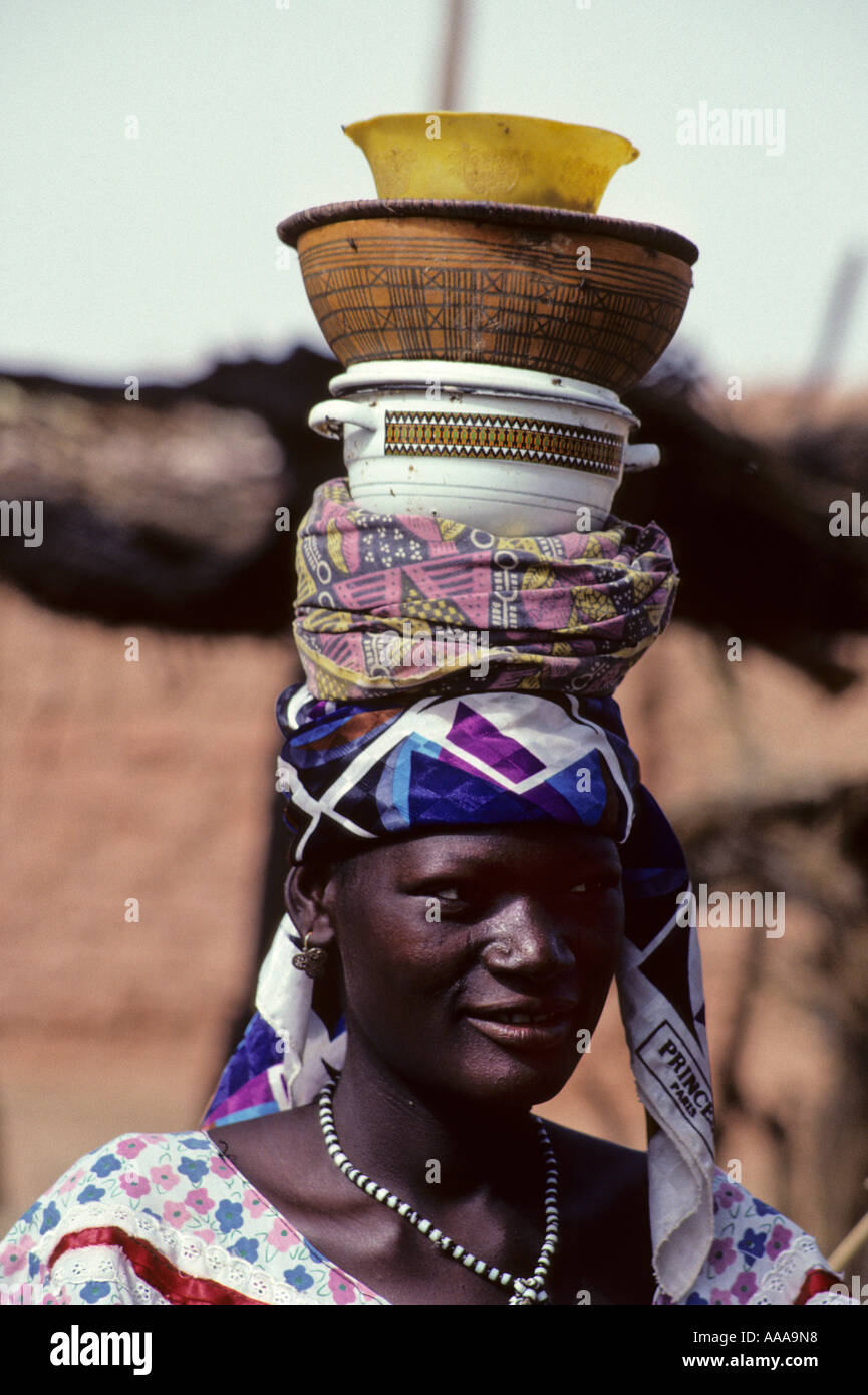 African woman carry load on the head hi-res stock photography and ...