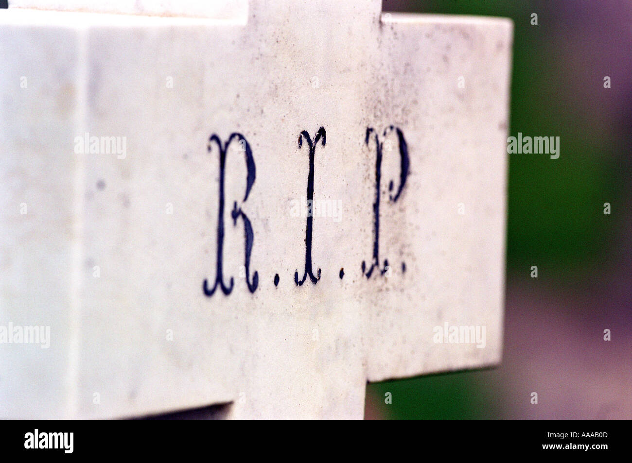A cross in a graveyard showing the letters R I P Stock Photo - Alamy