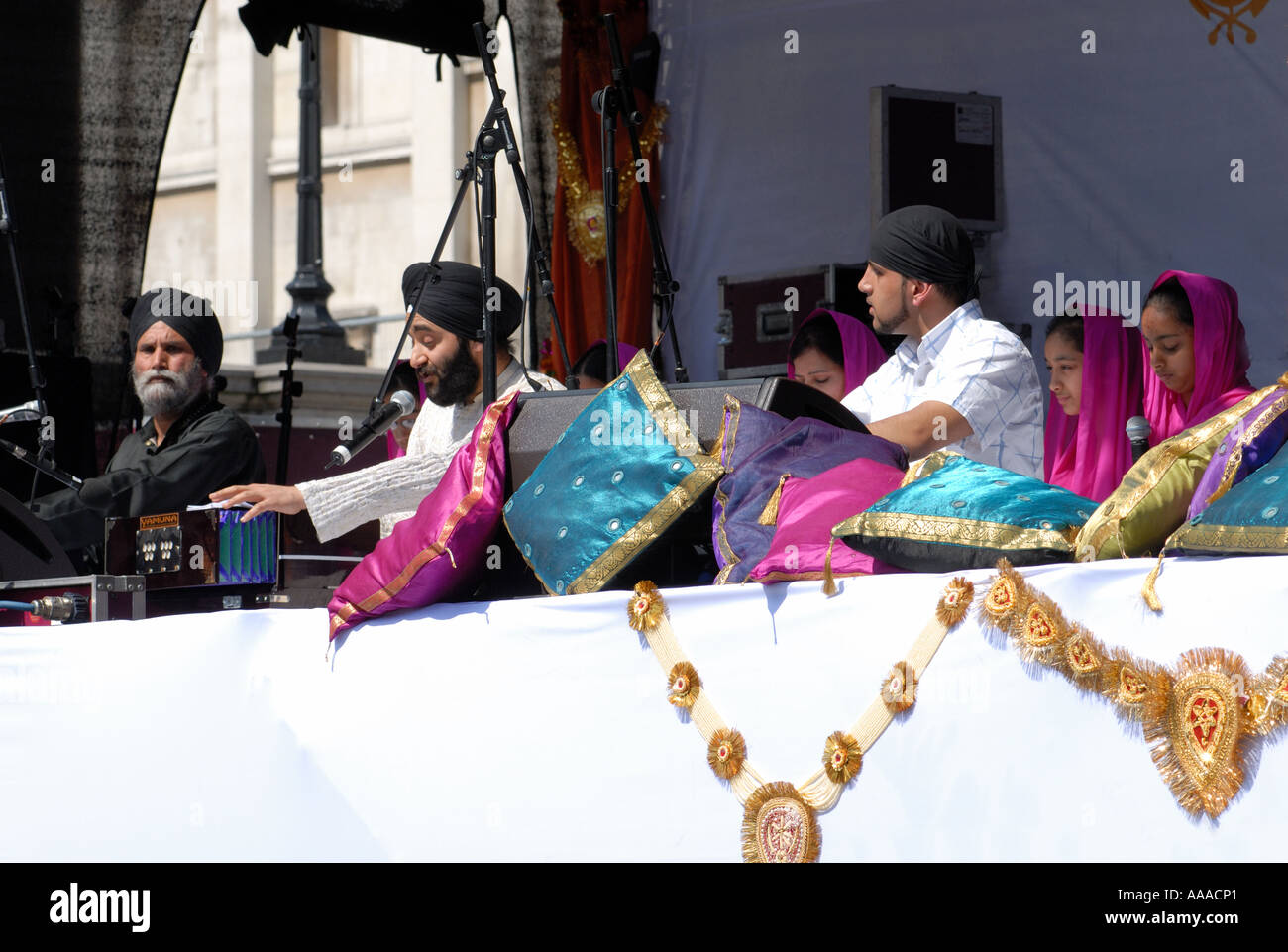 sikh musicians singing prayers on stage Stock Photo - Alamy