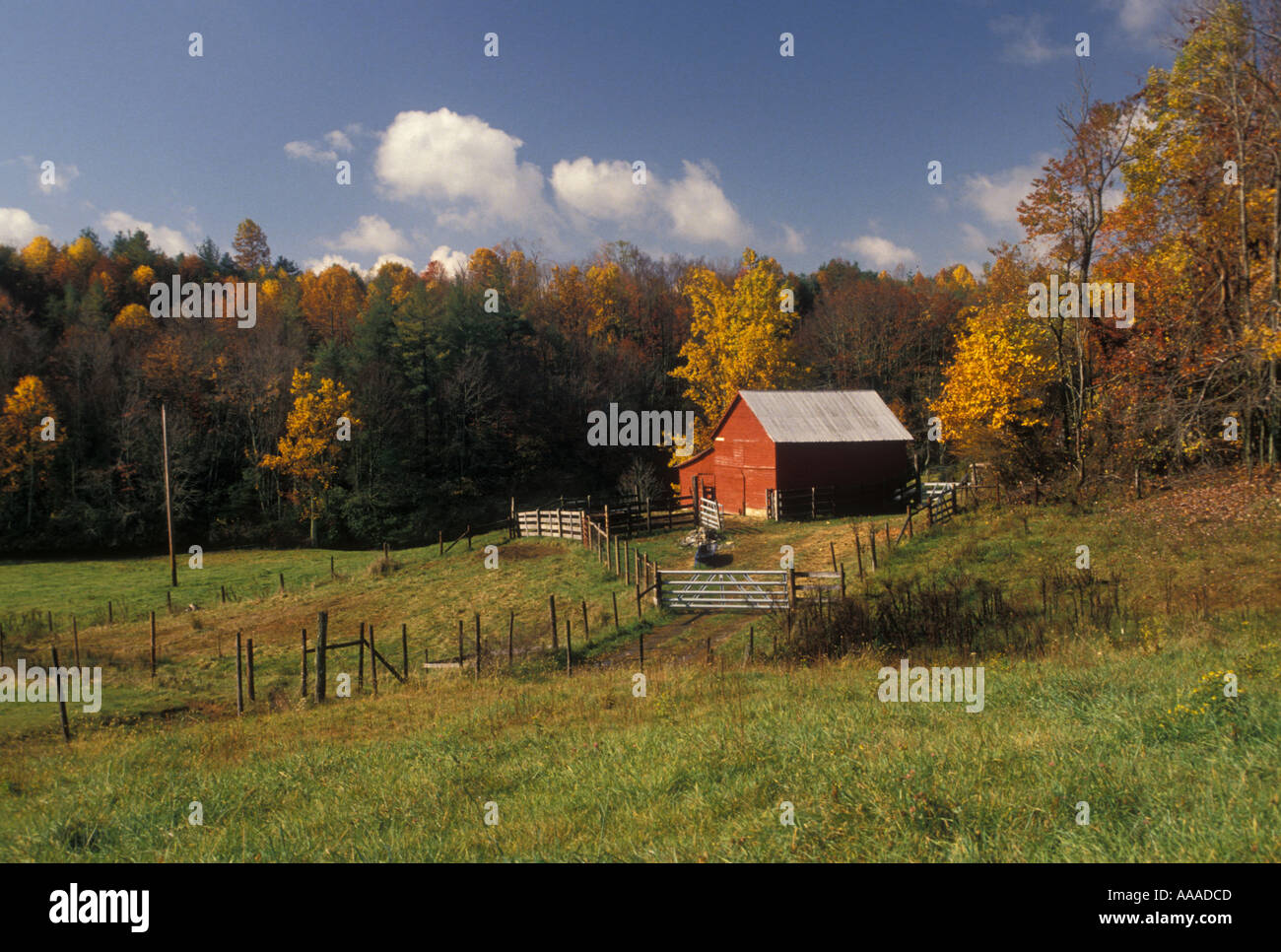 Virginia blue ridge mountains farm hi-res stock photography and images ...
