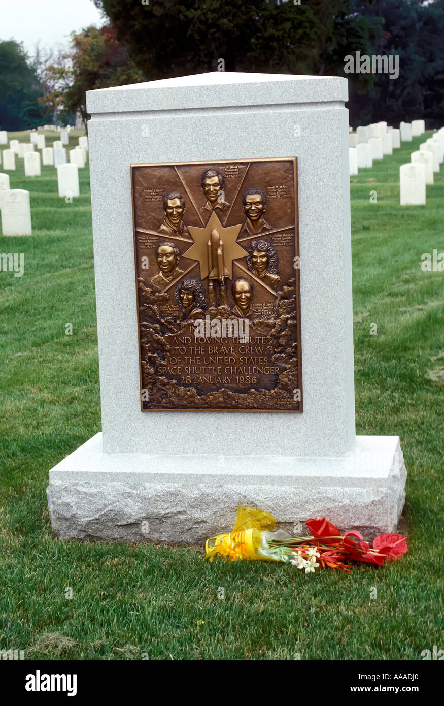 Grave site of the Challenger space crew at Arlington National Cemetery ...