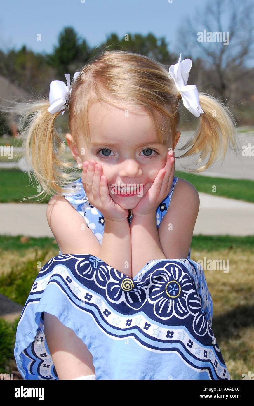 Pretty smiling three year old female child Stock Photo - Alamy