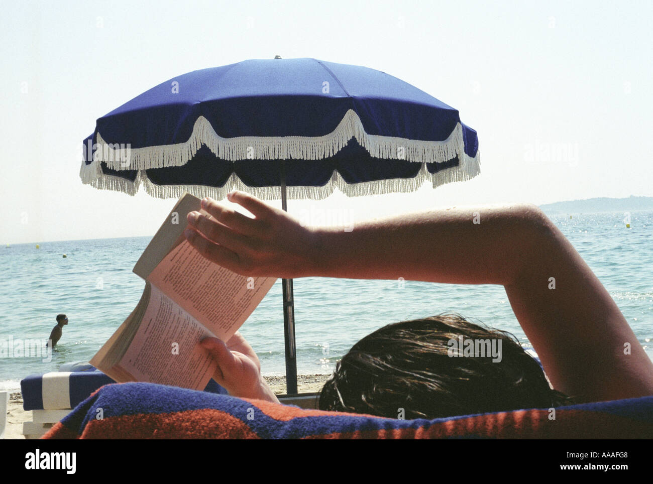 reading a book on a beach Stock Photo - Alamy