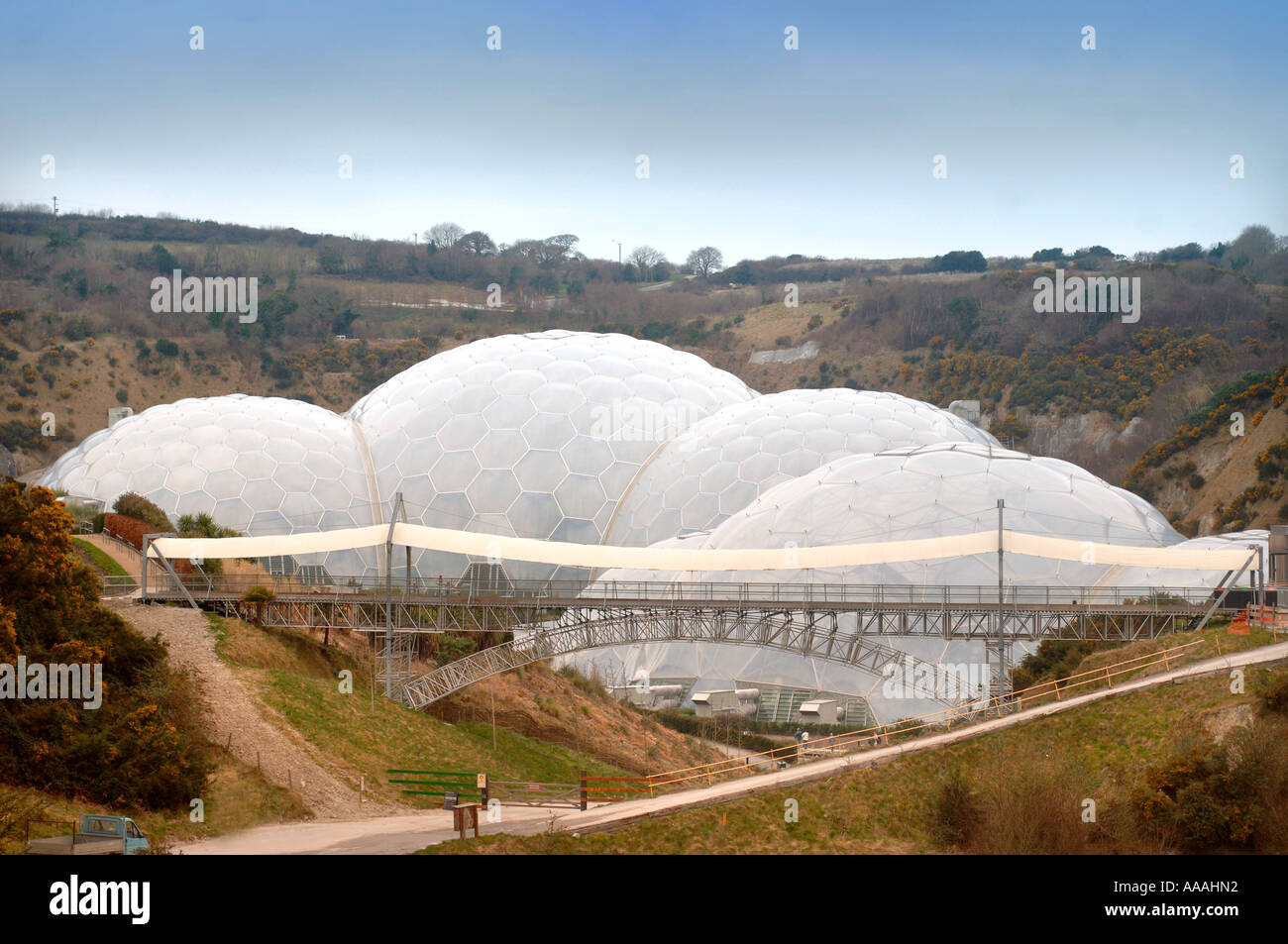 THE EDEN PROJECT BIOMES WITH THE NEW COVERED FOOTBRIDGE LEADING FROM ...
