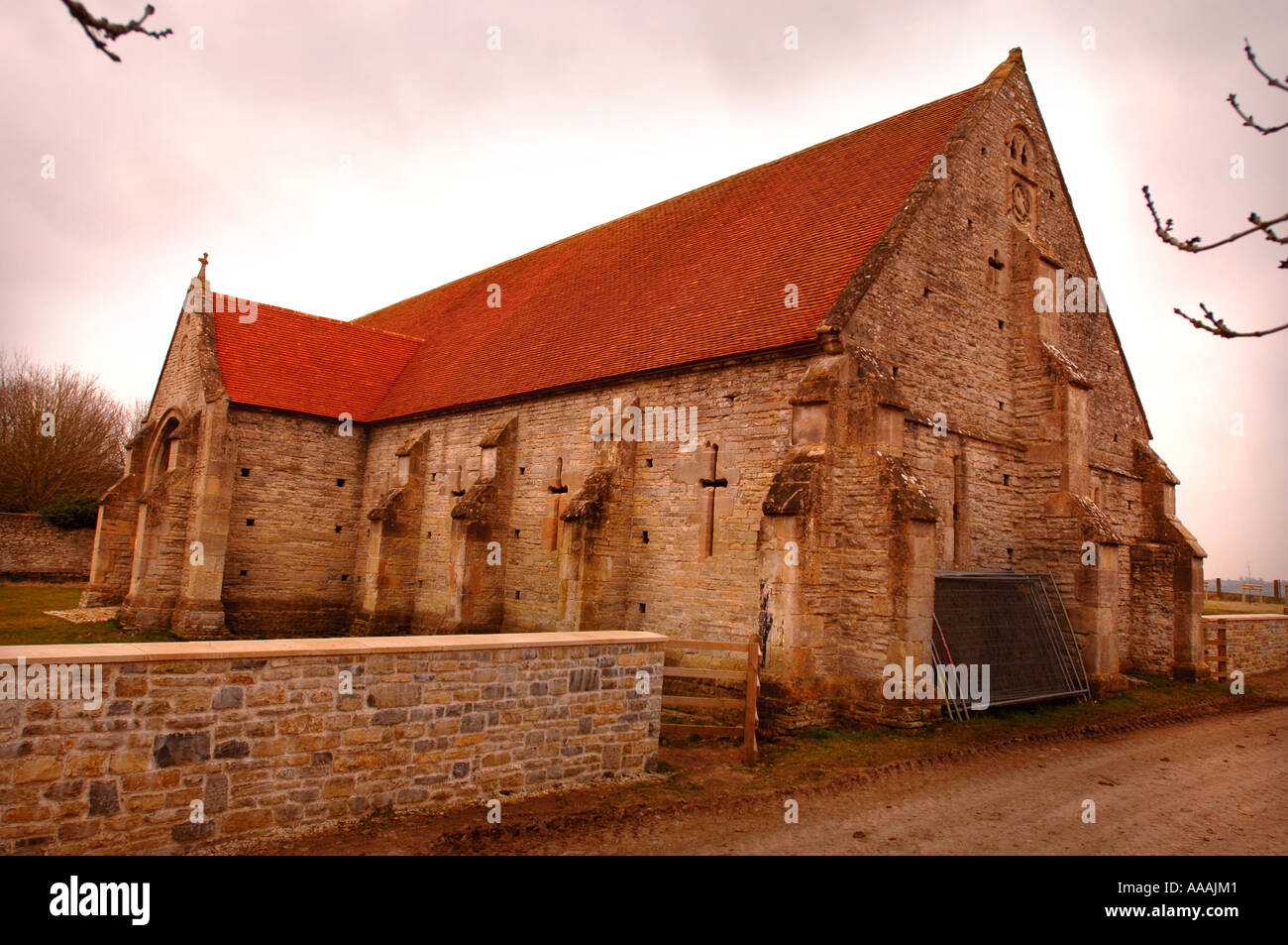 THE 12TH CENTURY TITHE BARN RESTORED BY MICHAEL EAVIS AND ENGLISH ...