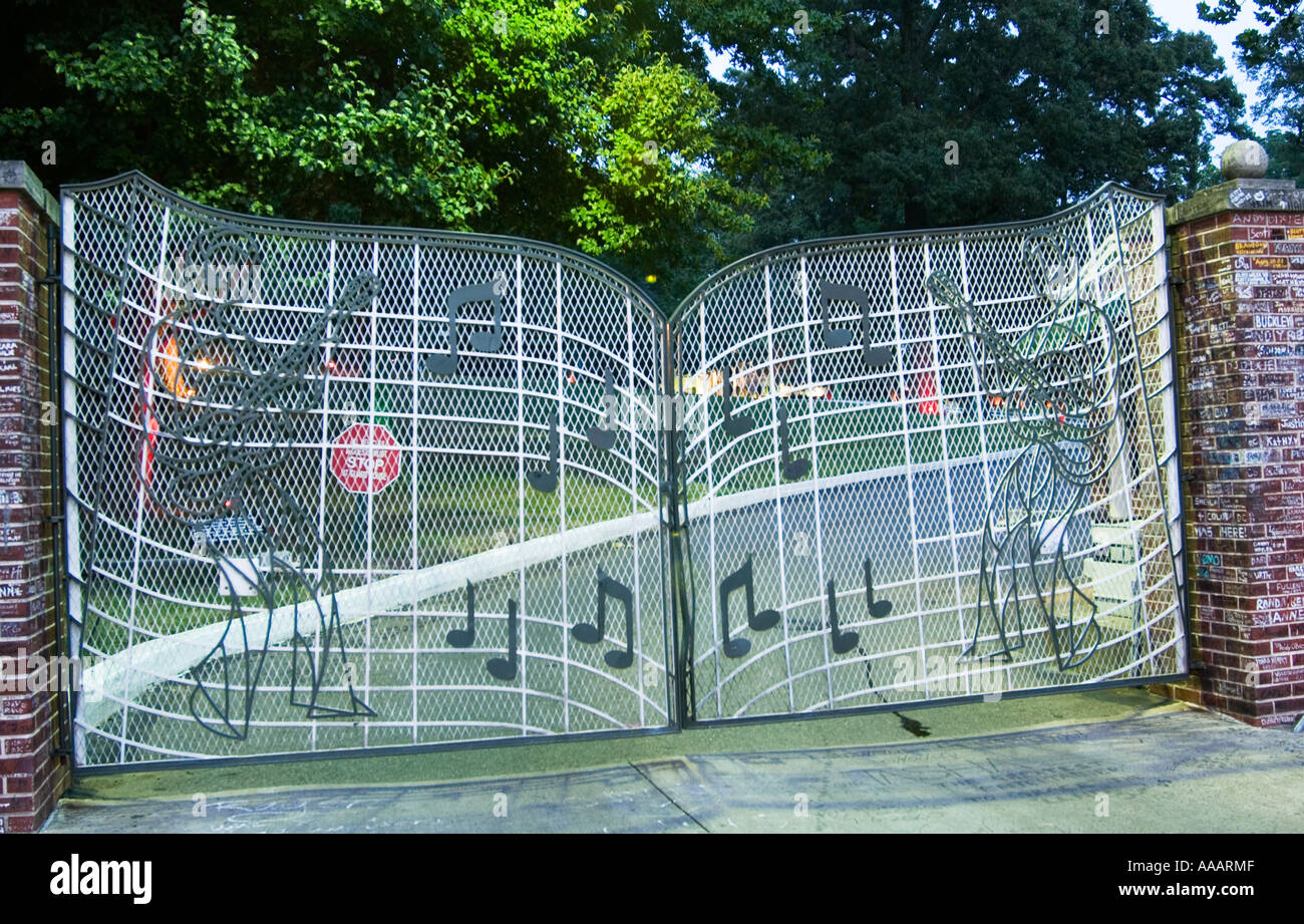 Music Theme Gate at Graceland, Entrance to Elvis Presley Homeplace in ...