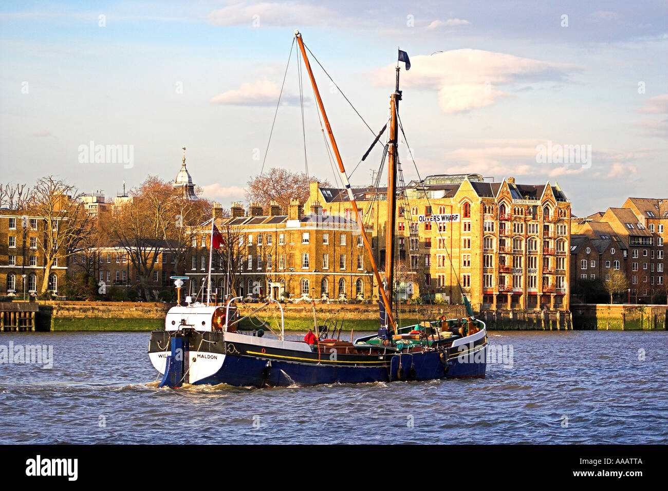 London barge hi-res stock photography and images - Alamy