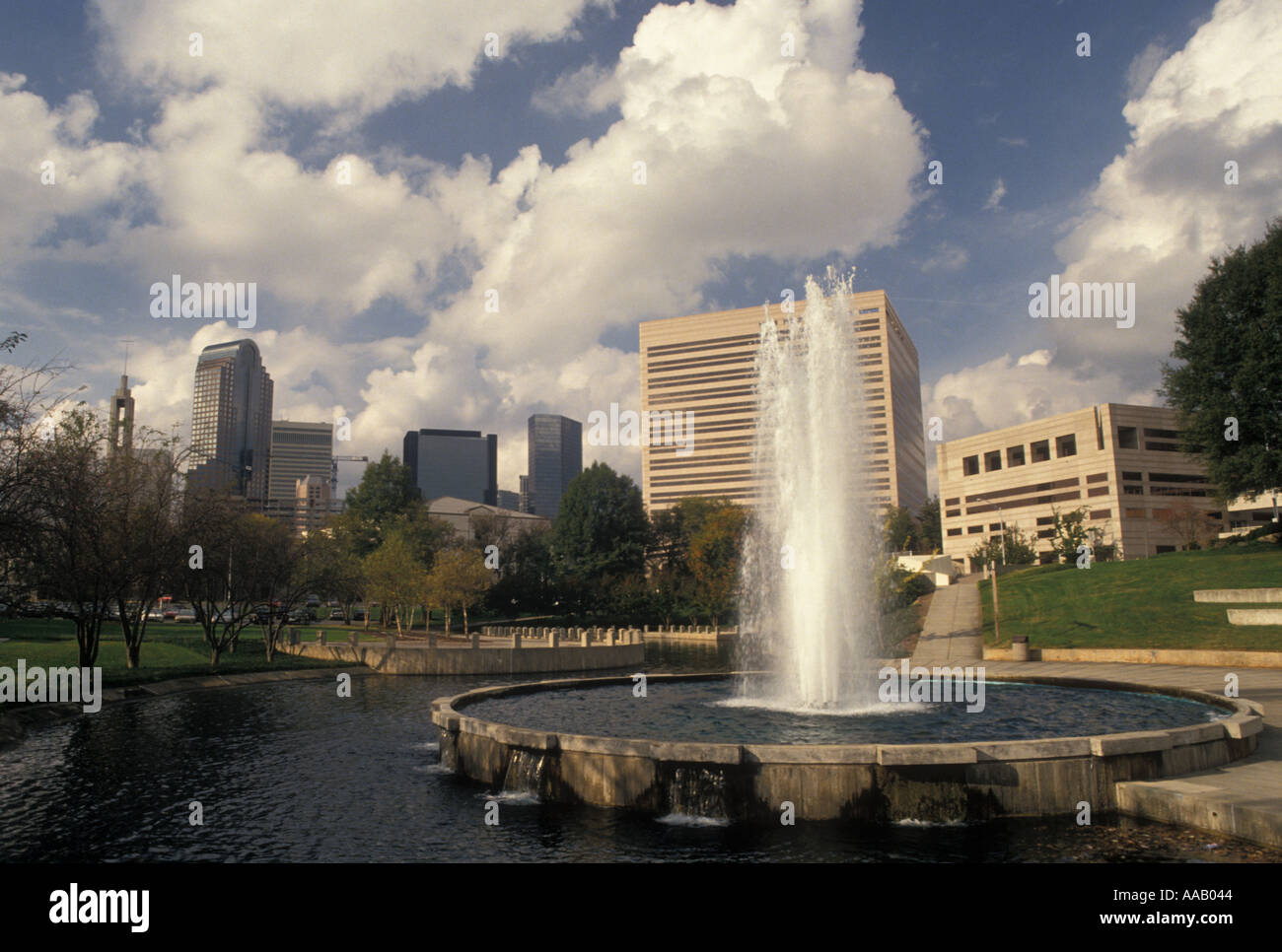 Charlotte skyline water fountain nc hi-res stock photography and images ...