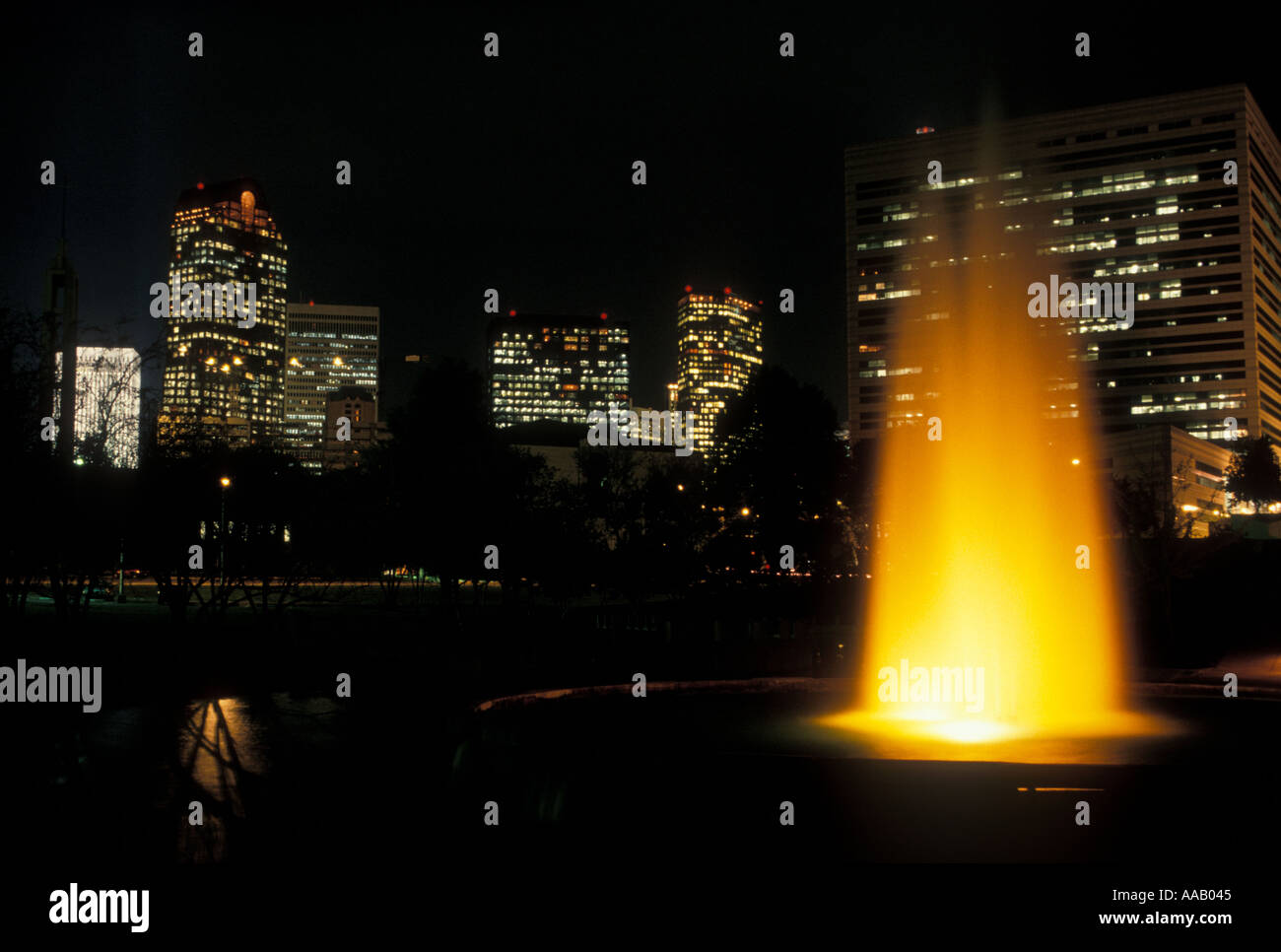 Charlotte skyline water fountain nc hi-res stock photography and images ...