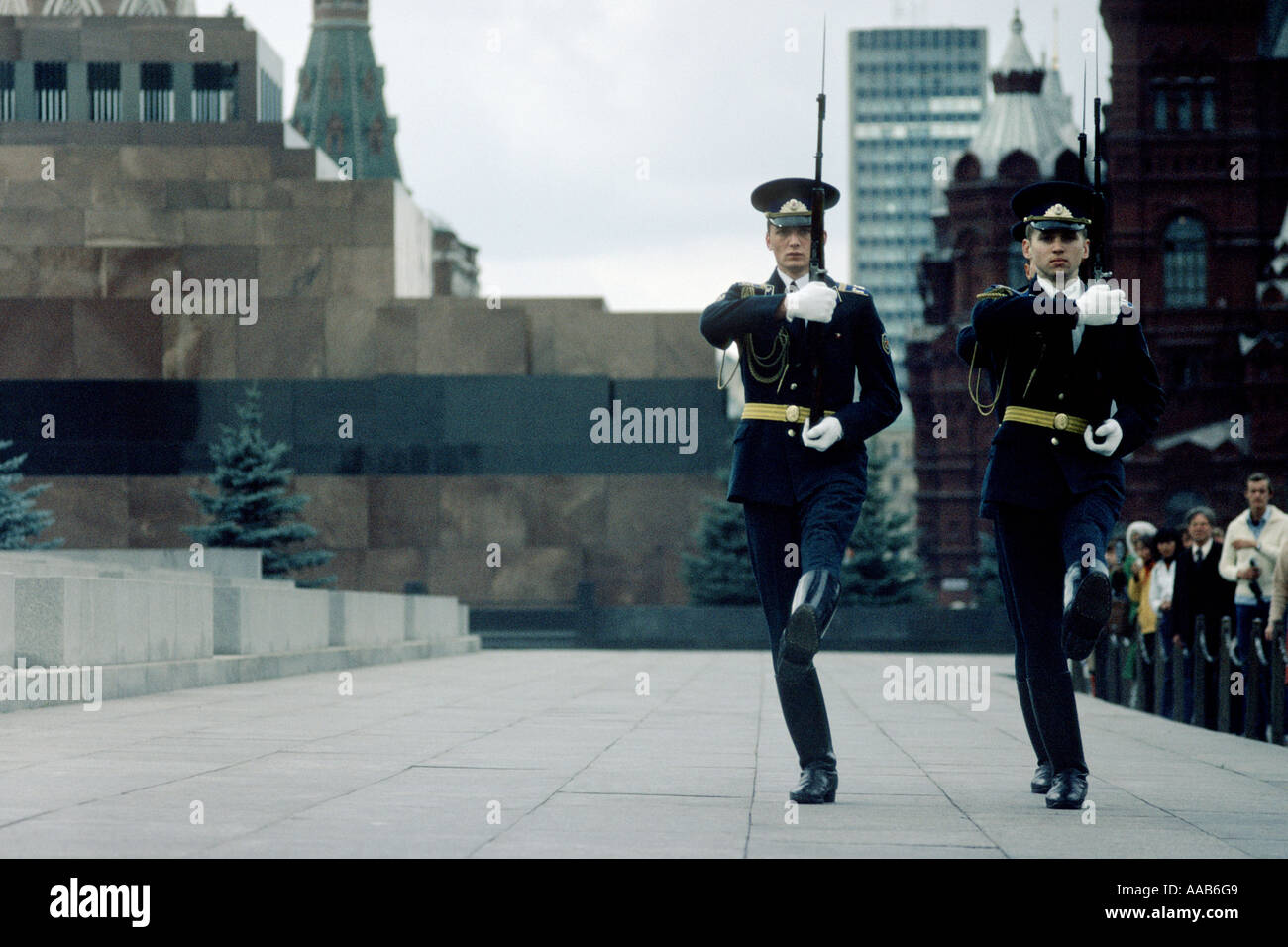 Changing of the guard at the Lenin Mausoleum, Red Square, Moscow Stock ...