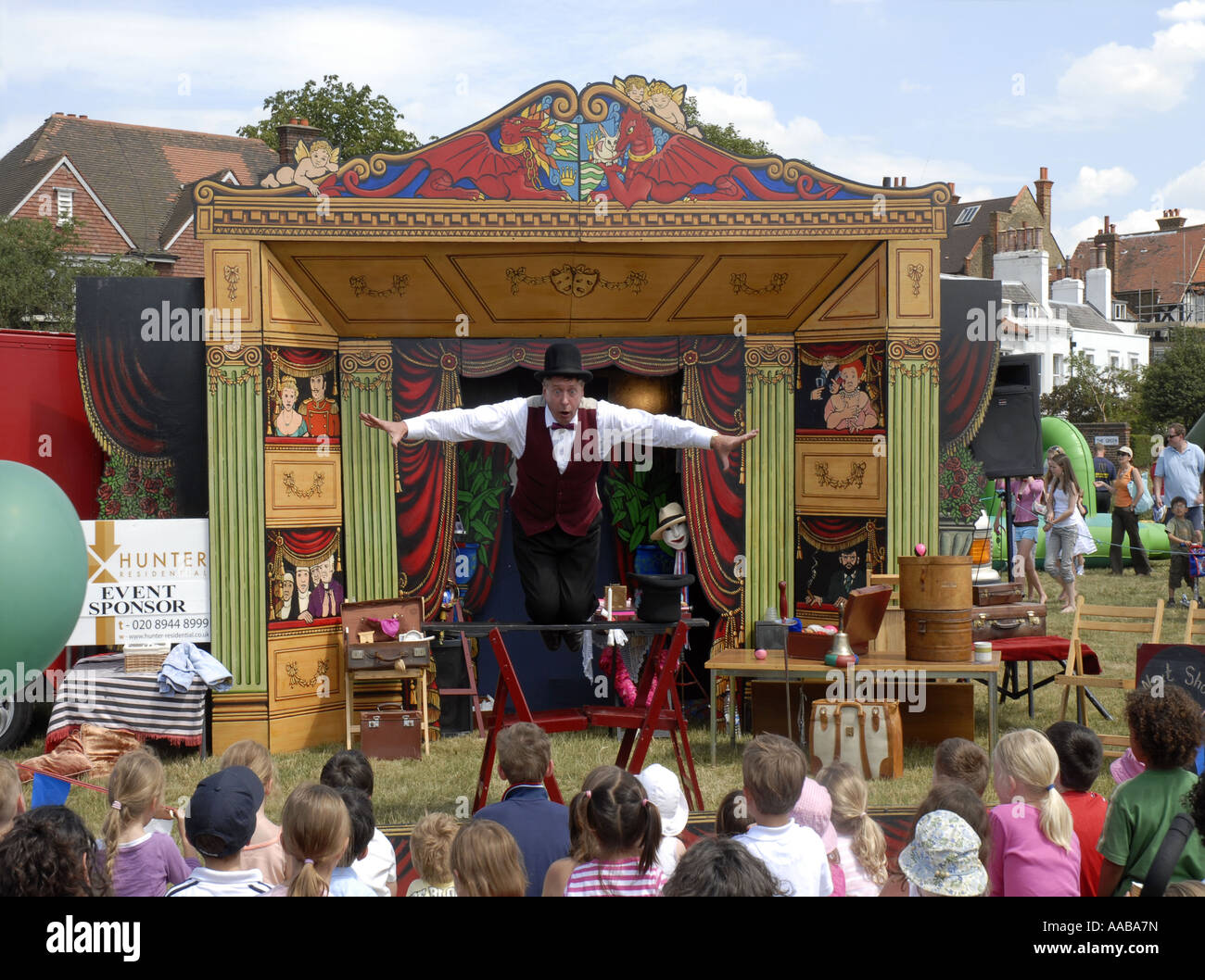 Children watching Magician at Wimbledon Fair Stock Photo - Alamy