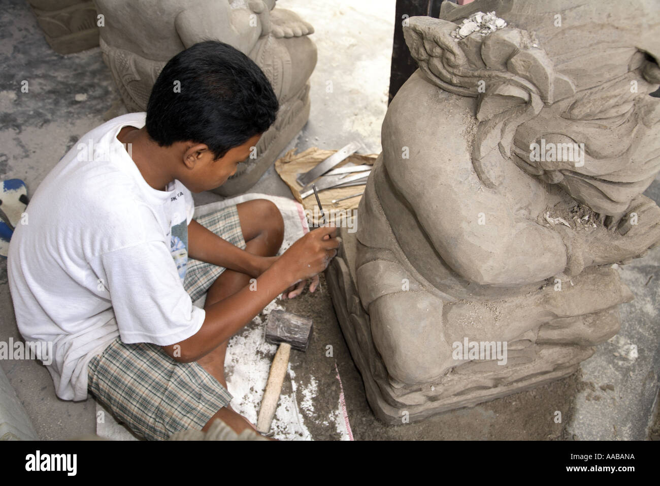 Stone carver, Bali, Indonesia Stock Photo - Alamy