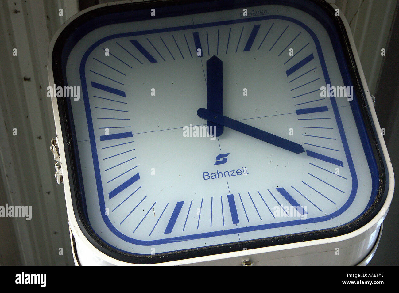 World time indicator hi-res stock photography and images - Alamy