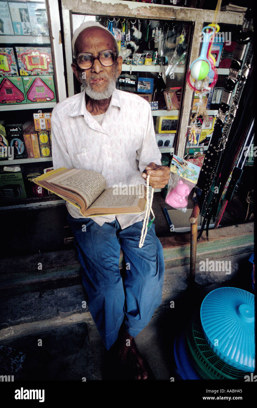 Bible koran hi-res stock photography and images - Alamy