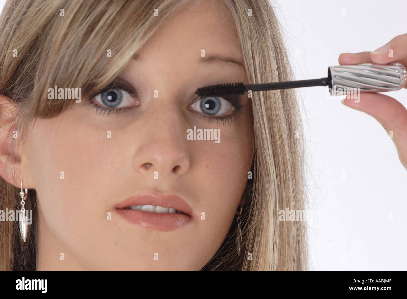 Woman uses mascara Stock Photo - Alamy