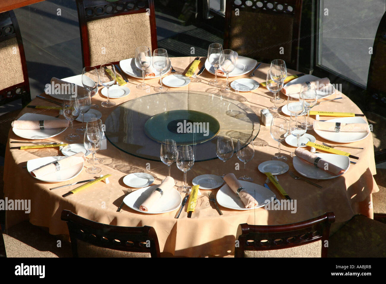 to set a round table Stock Photo - Alamy