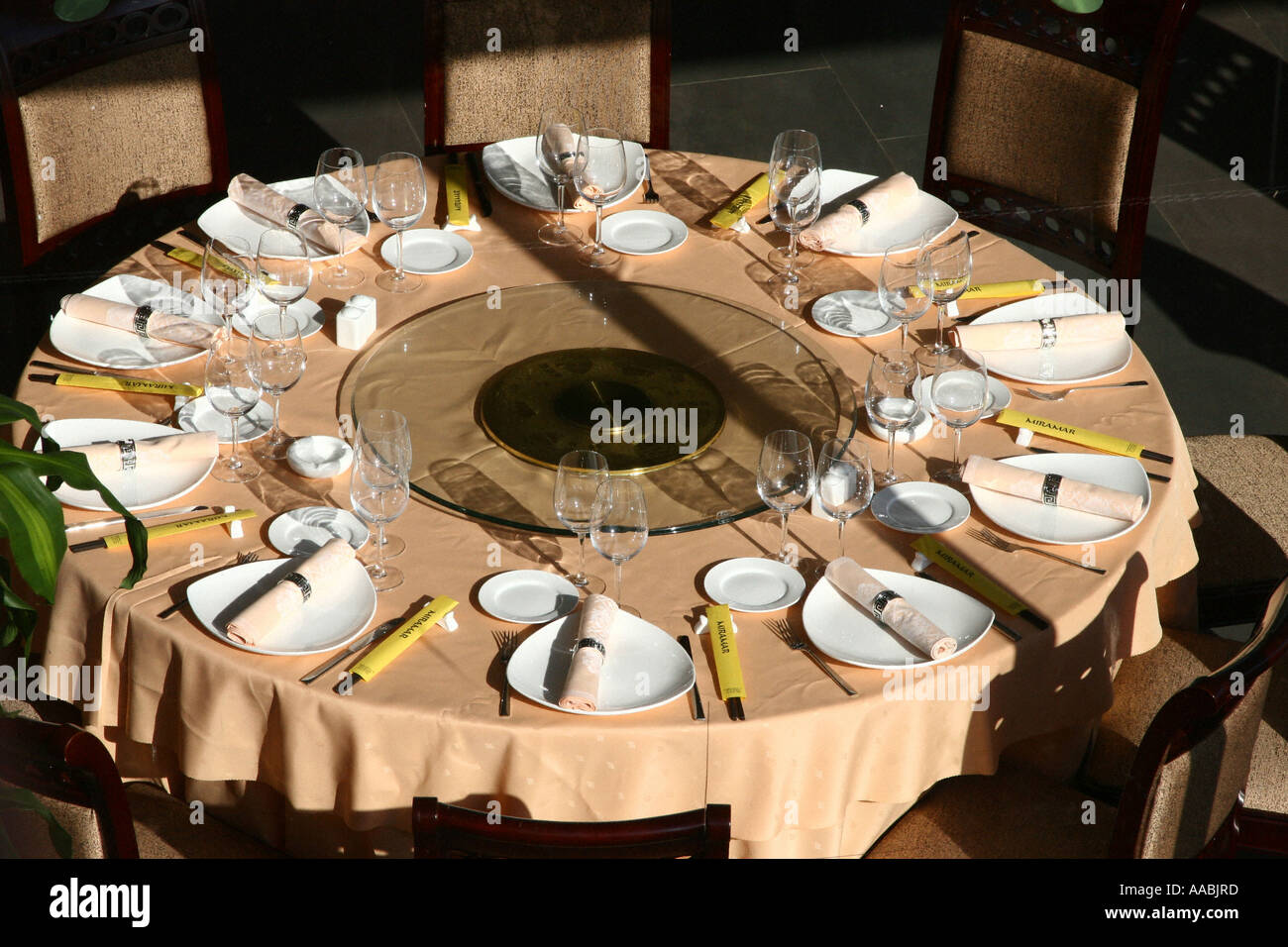 to set a round table Stock Photo - Alamy