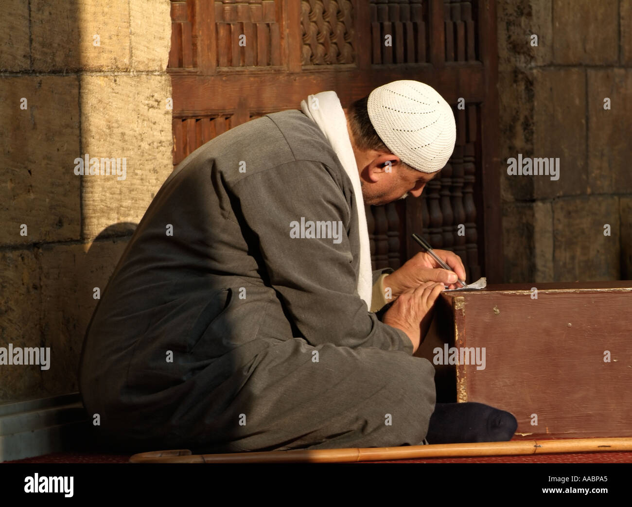 Man studying the Koran, Al-Azhar mosque, Islamic Cairo, Egypt Stock ...
