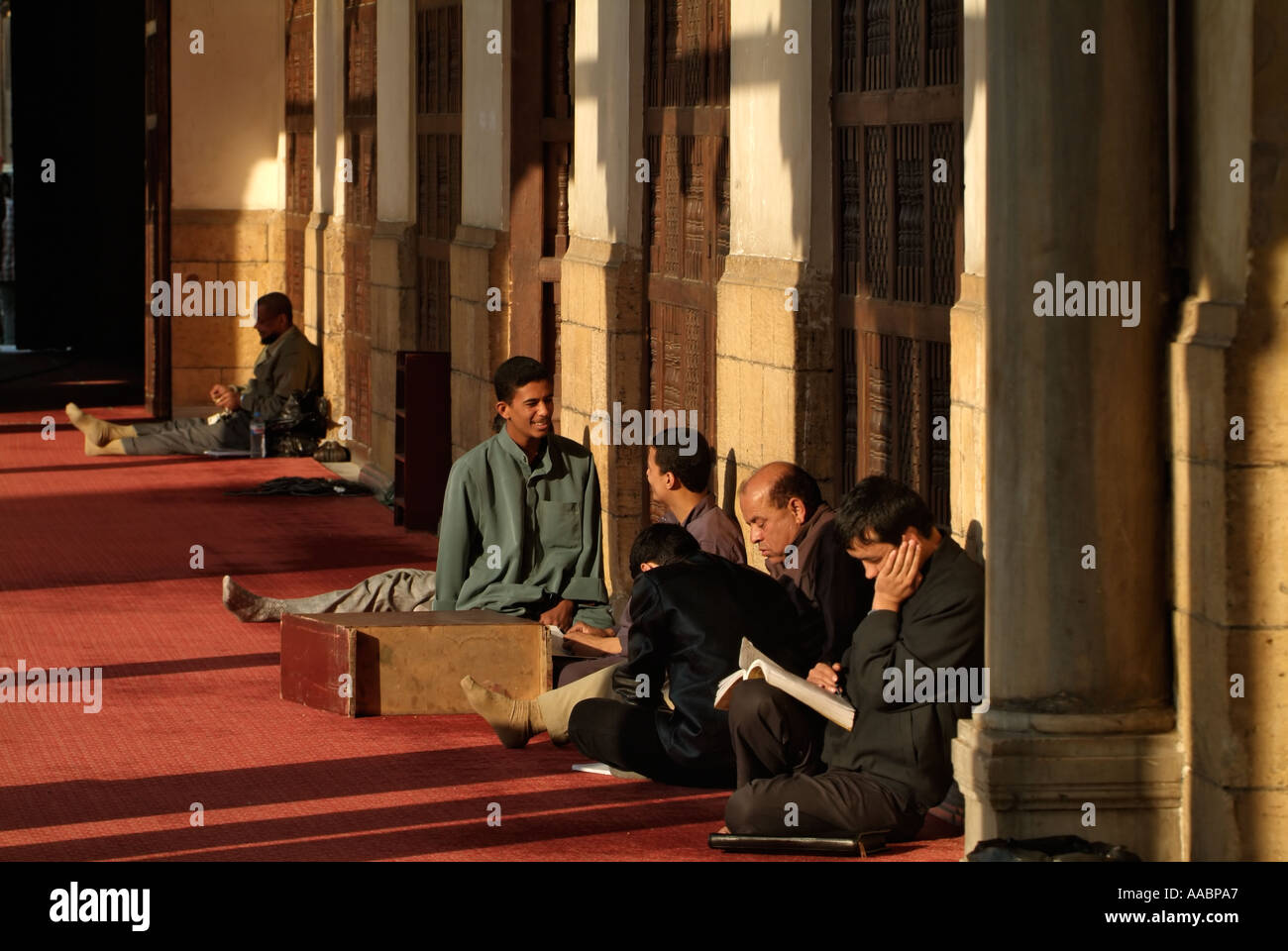 Men studying the Koran, Al-Azhar mosque, Islamic Cairo, Egypt Stock ...