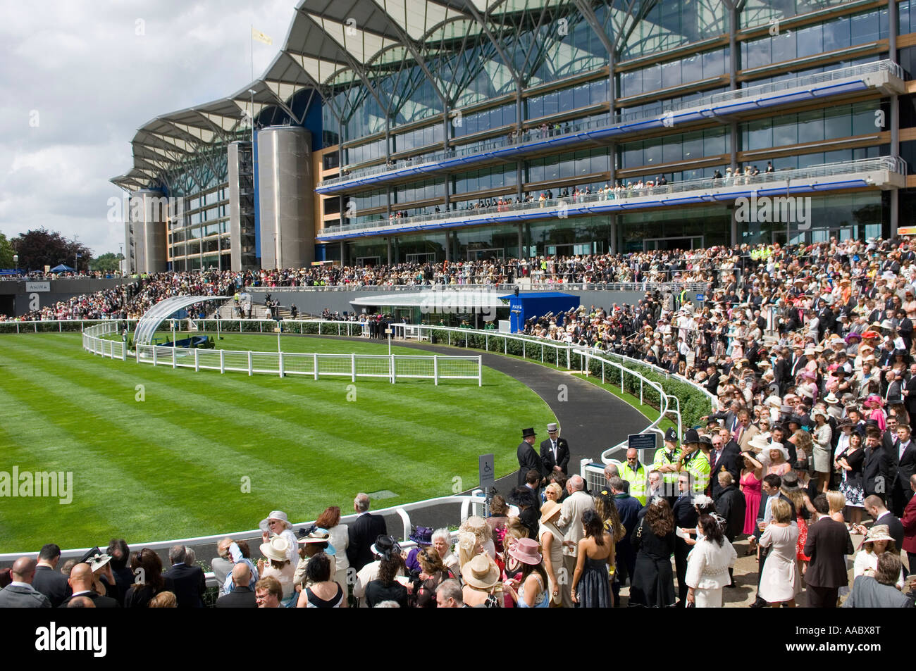 The crowd at royal ascot hi-res stock photography and images - Alamy