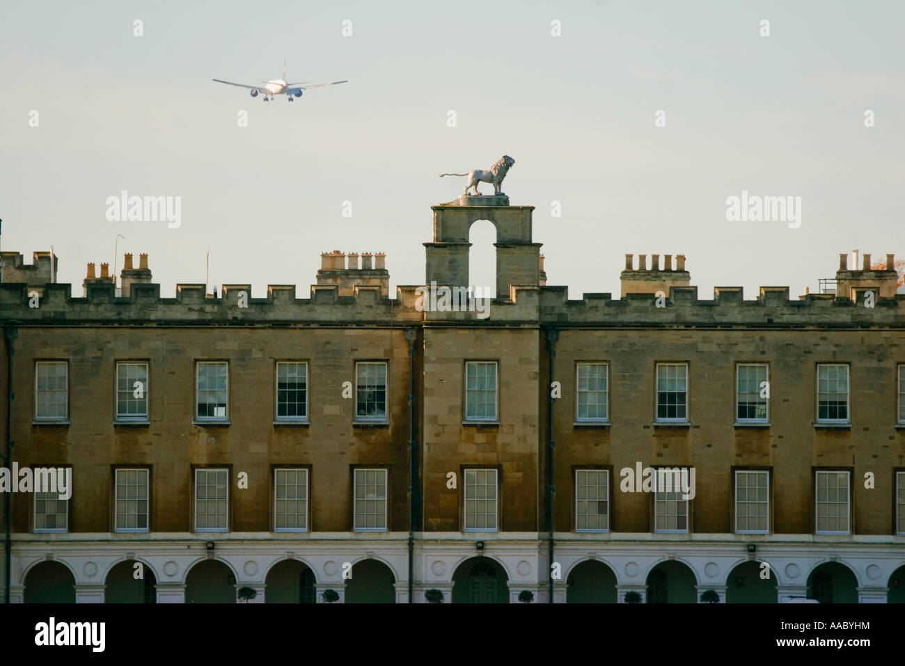An aircraft descending into Heathrow airport flies over Syon House West ...