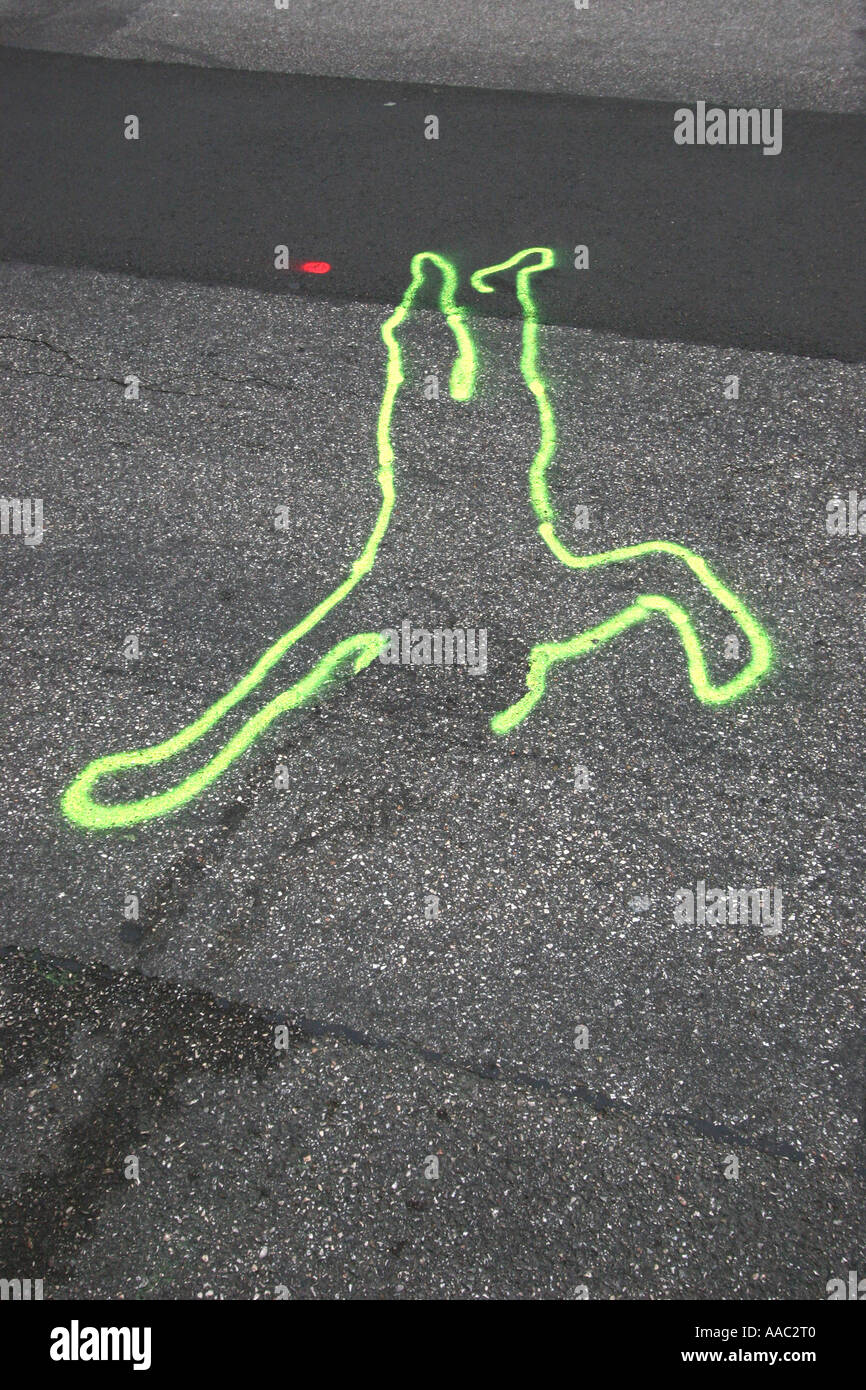 Figure drawn on the road after lethal accident Stock Photo - Alamy