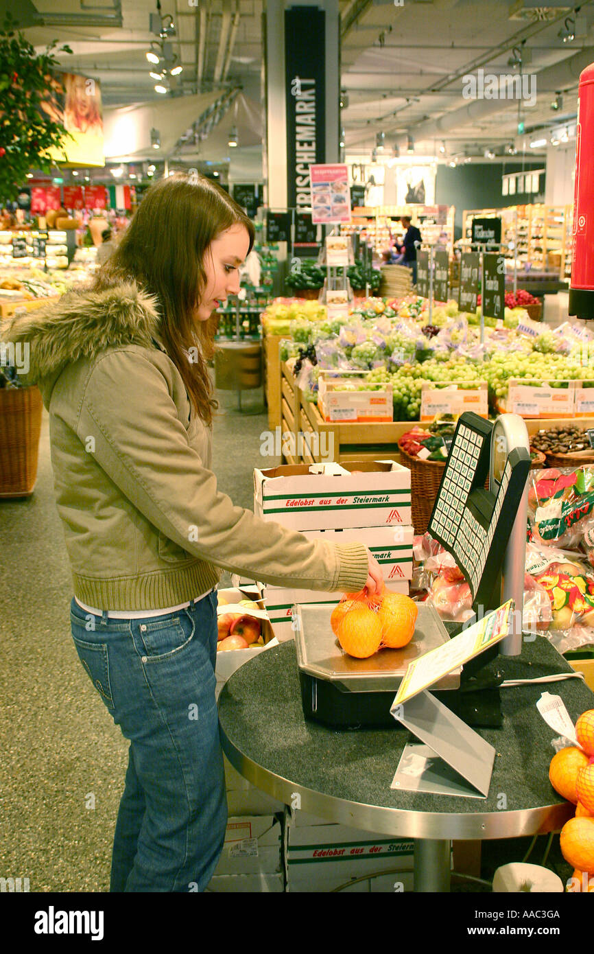 Obst im Supermarkt Stock Photo - Alamy