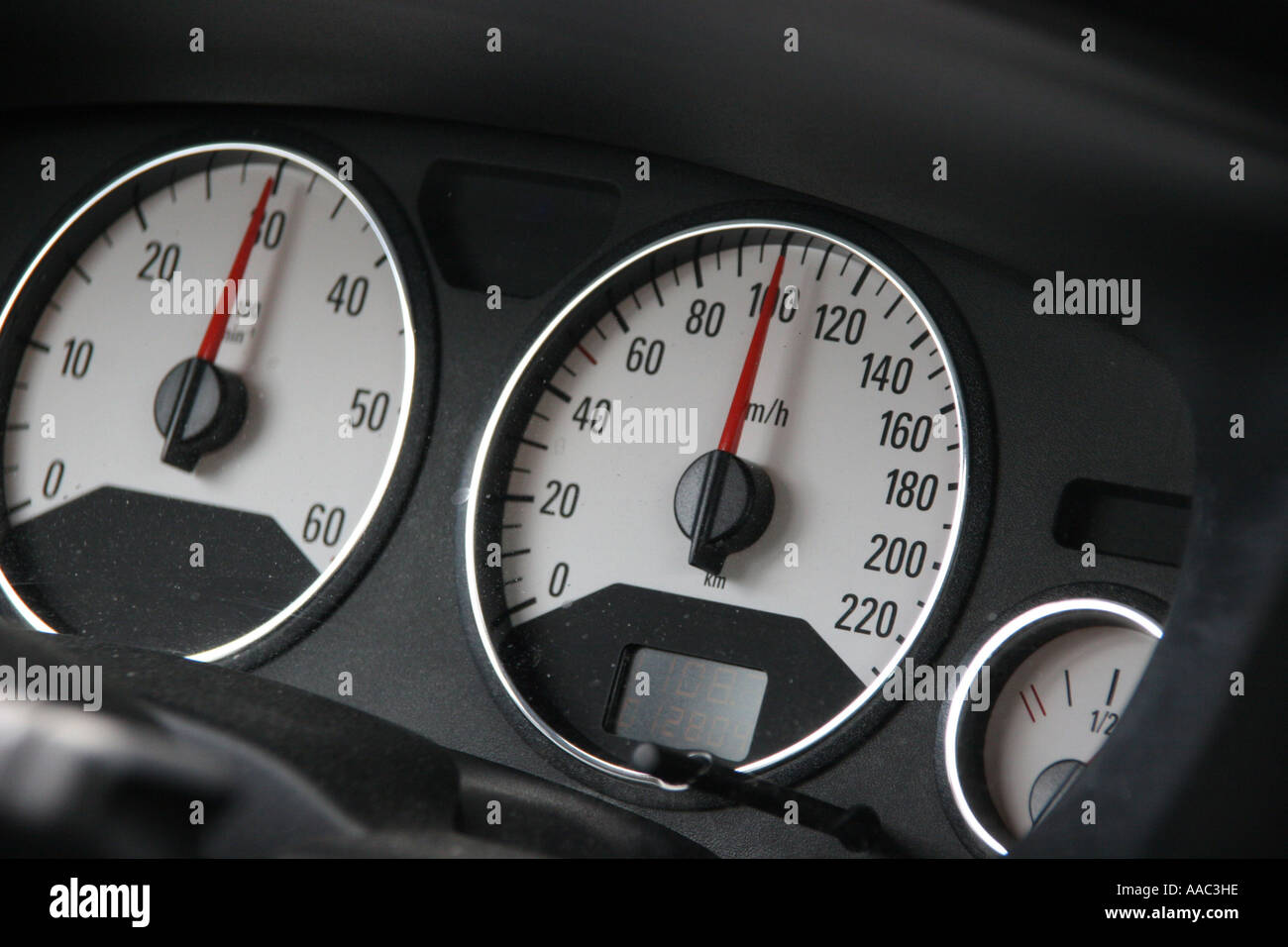 100 km speed sign hi-res stock photography and images - Alamy