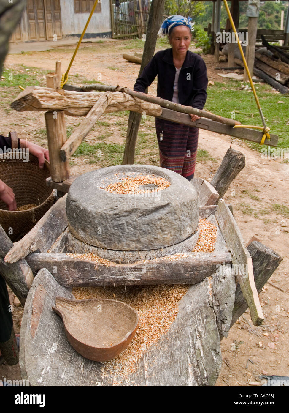 Farmers at work of husking hi-res stock photography and images - Alamy