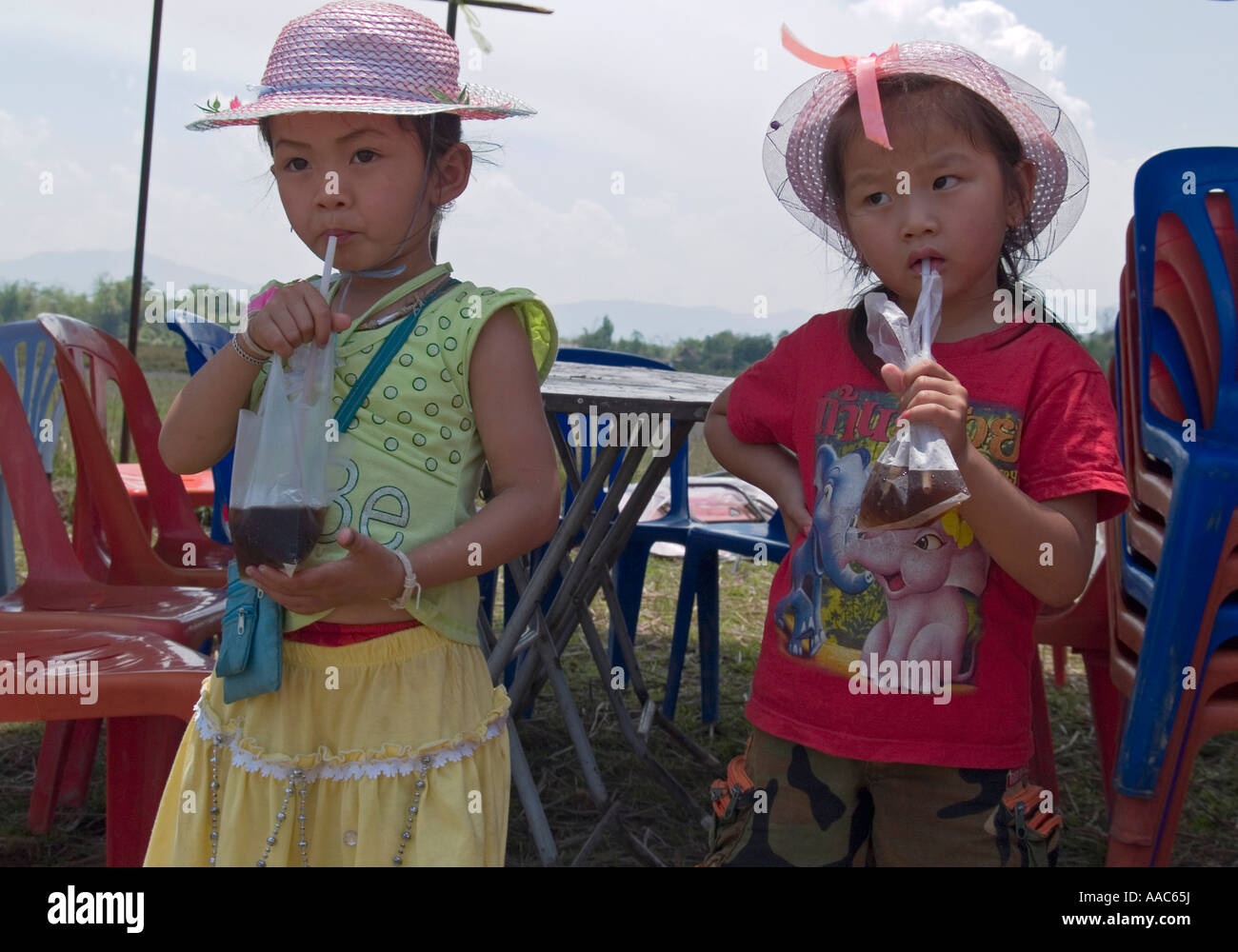 Girls in bonnets hi-res stock photography and images - Alamy
