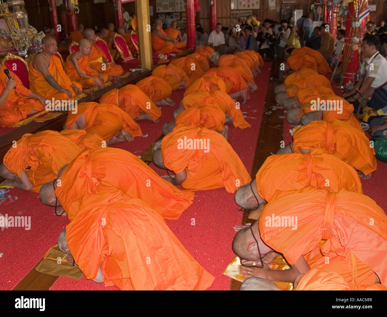 Boys bowing hi-res stock photography and images - Alamy