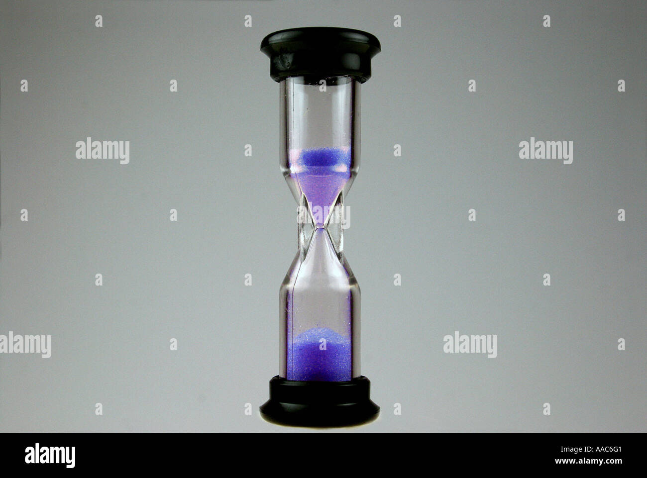 Hourglasses clocks hi-res stock photography and images - Alamy