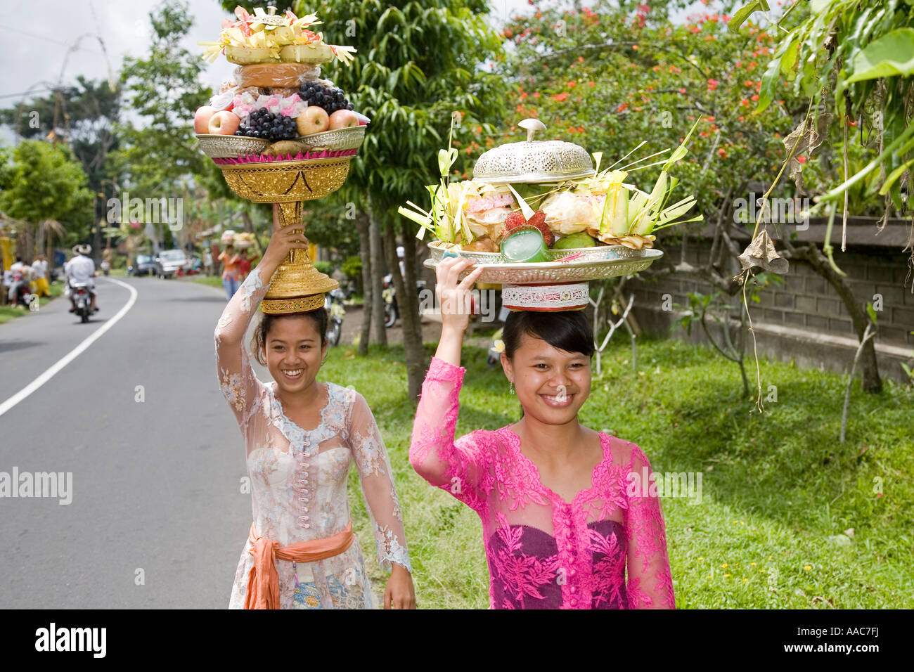 Balinese lady temple offering hi-res stock photography and images - Alamy