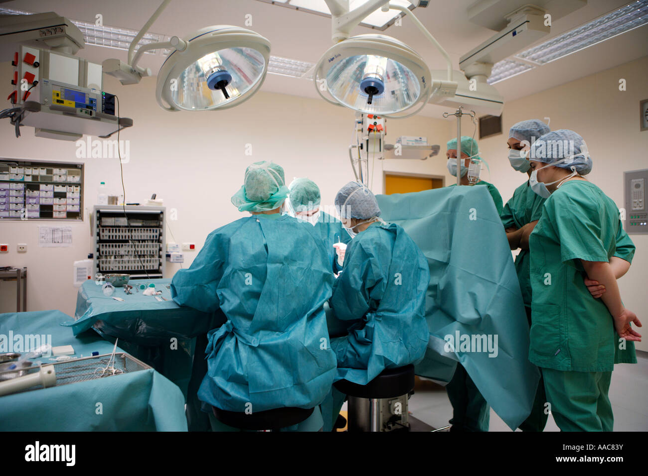 Hospital theatre team hi-res stock photography and images - Alamy