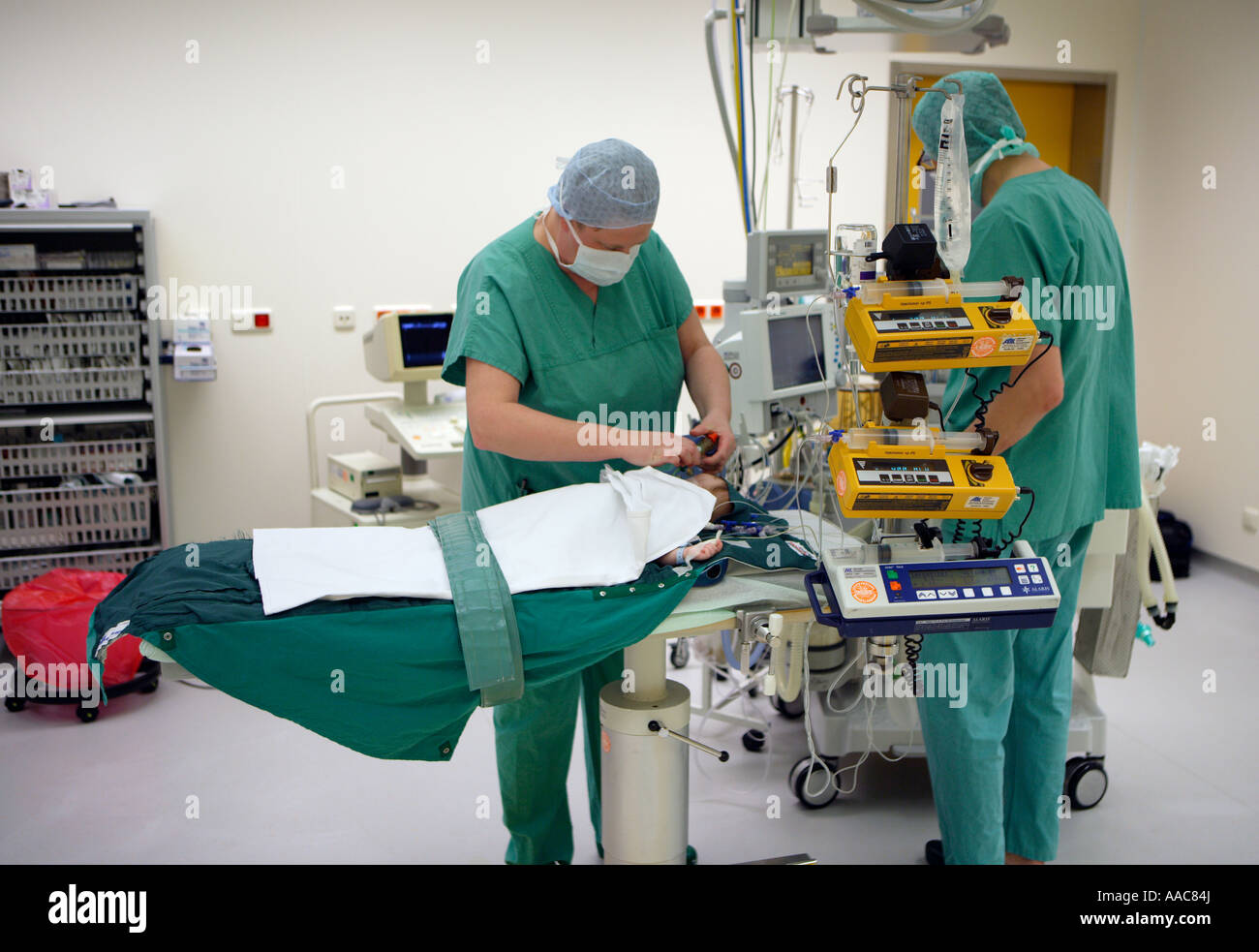 Child anesthesia mask hi-res stock photography and images - Alamy