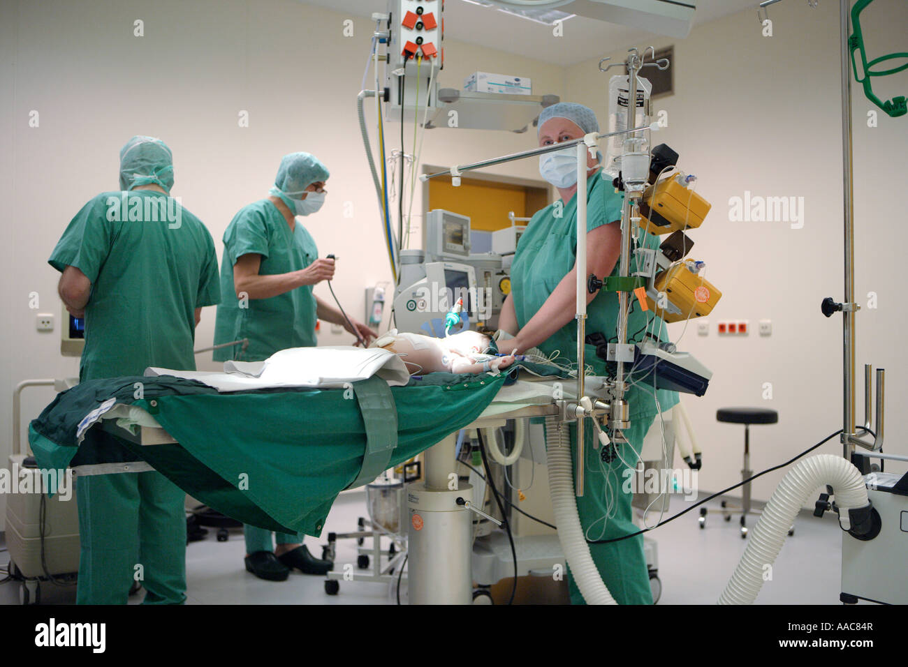 Child anesthesia mask hi-res stock photography and images - Alamy