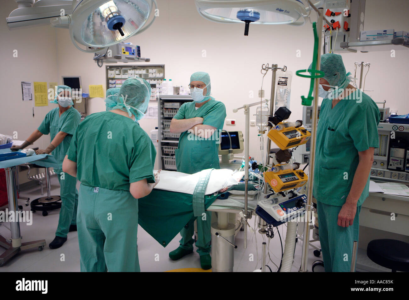 Operation room hi-res stock photography and images - Alamy