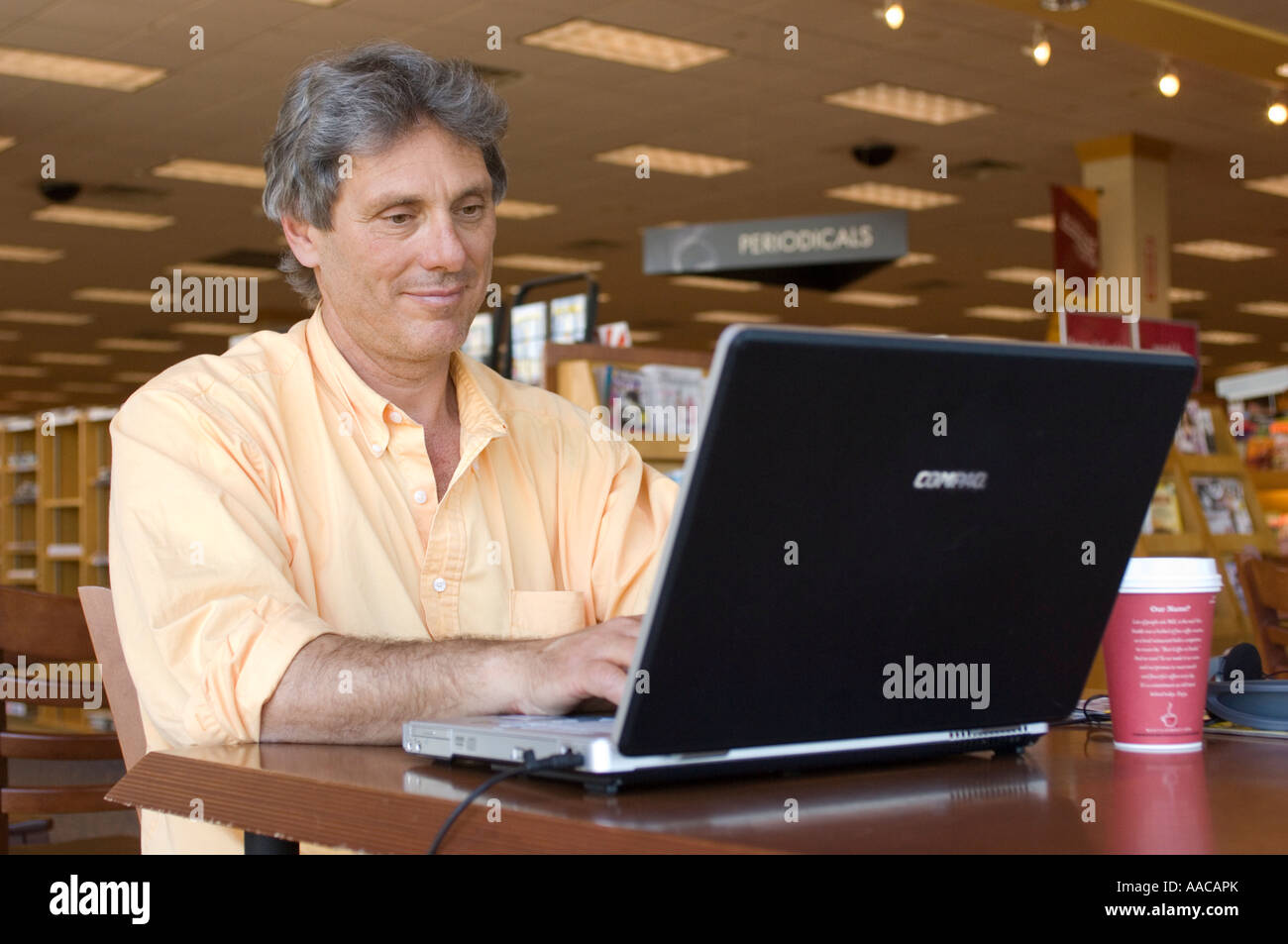 Store book table hi-res stock photography and images - Alamy