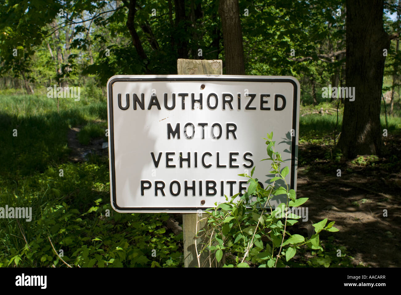 Prohibition sign motor vehicles hi-res stock photography and images - Alamy