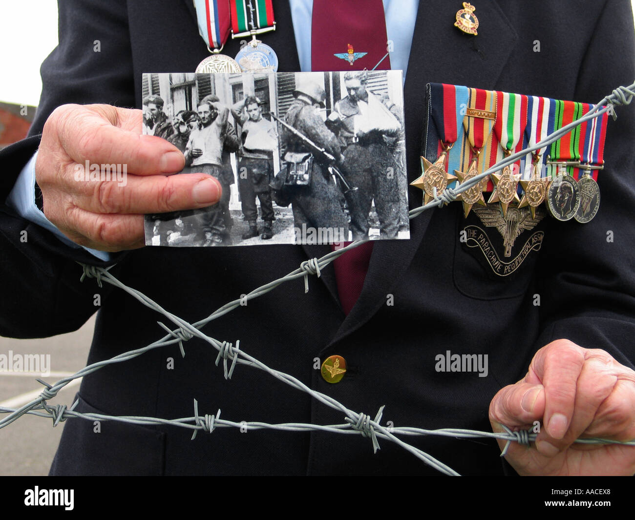 Parachute Regiment veteran former POW Eric Milner with photo which ...